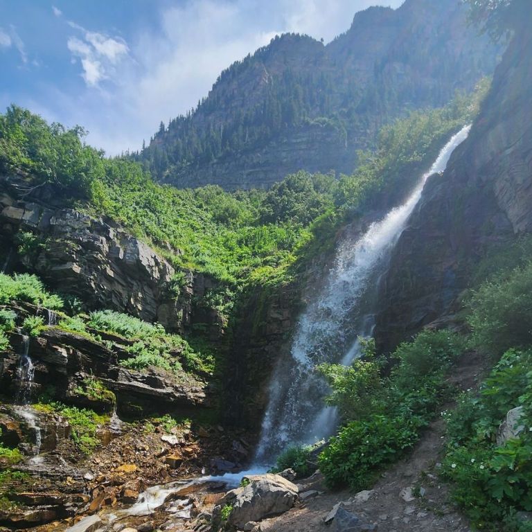 Hike to Emerald Lake via Mount Timpanogos Trail in Utah – 33andfree